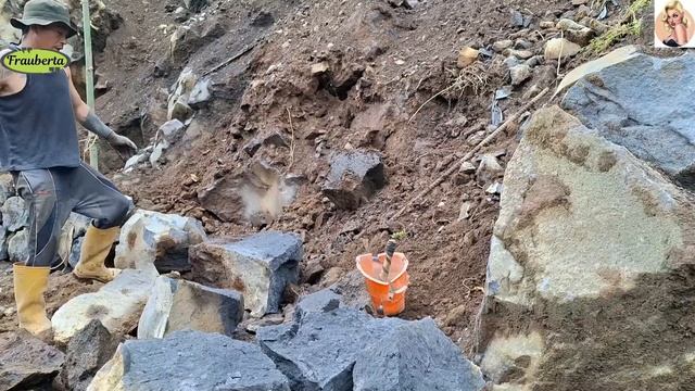 Строительство, шахтёр разбивает камни в ручную