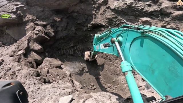 Строительство, экскаватор копает песок