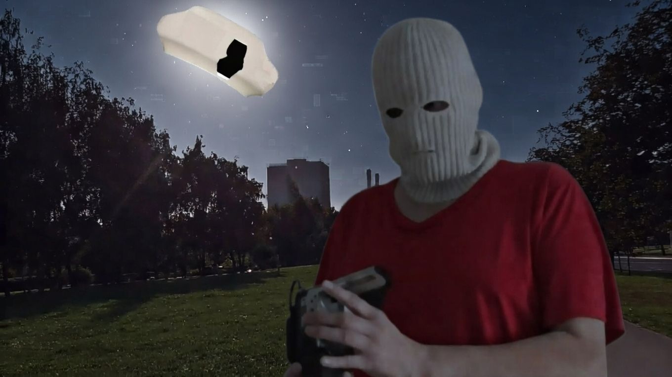 НЛО спикировал на большой скорости ко мне.