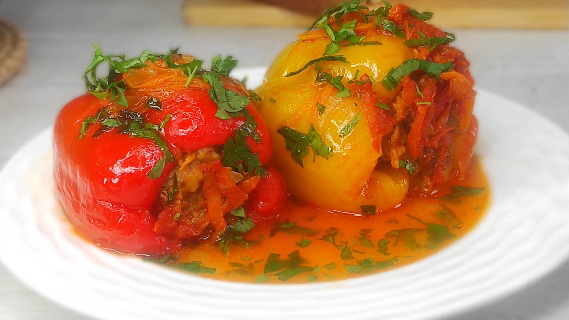 Фаршированный ПЕРЕЦ  с мясом и рисом в томатном СОУСЕ! САМЫЙ простой РЕЦЕПТ! (1)