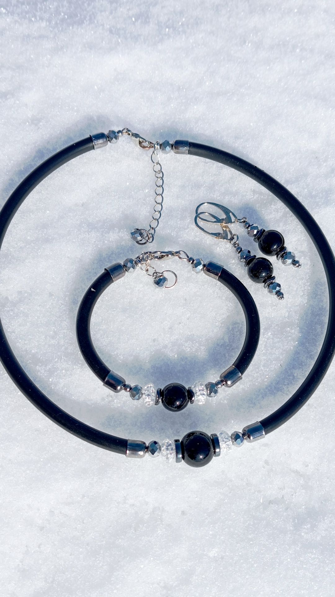 Комплект украшений ЗИМА – январь из чёрного оникса и морозного кварца.