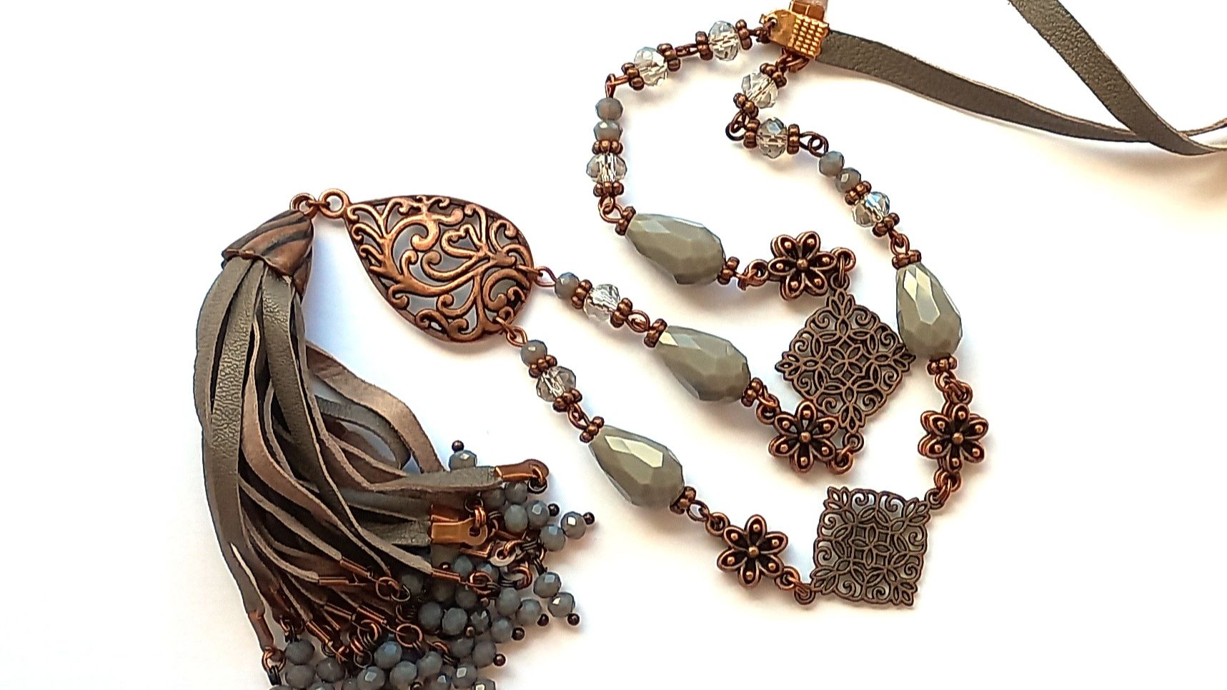 Серо-медный сотуарс кистью из натуральной кожи и бусин (2520)