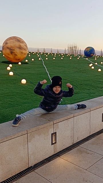 Растяжка в Планетарии | Серега скалолаз #паркГалицкого #серега #shorts #планетарий