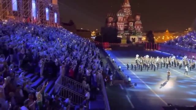 Шаман поёт на красной площади.