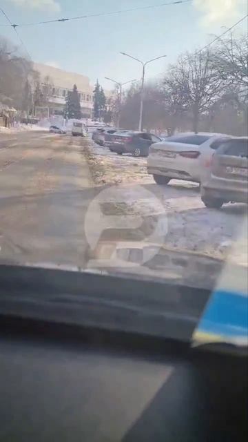 На улице Радищева нет проезжей части из-за снега.  Машинам приходится ехать по рельсам.  В цивилизов