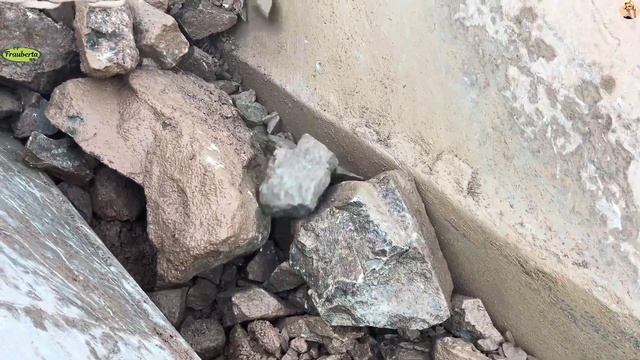 Строительство, дробление щебёнки