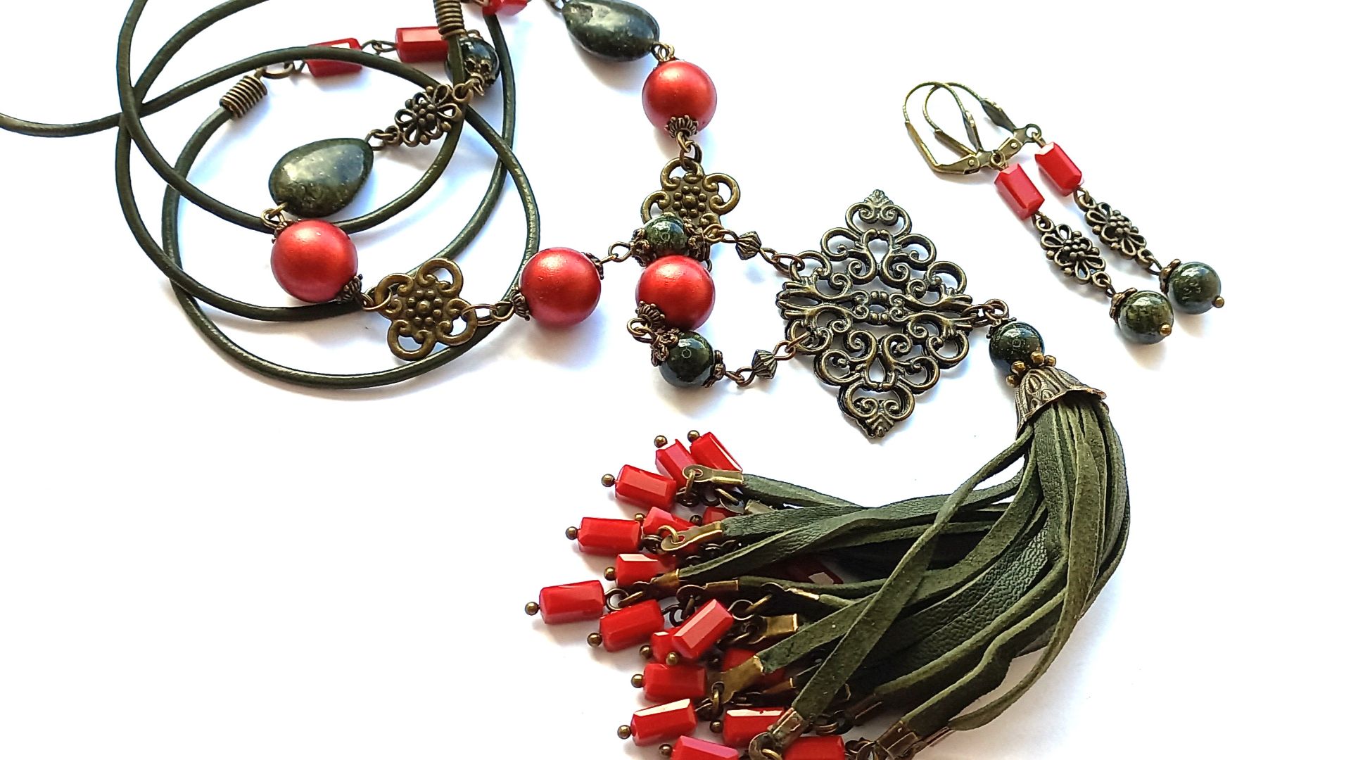 Кожаный комплект цвета хаки с красным из змеевика бусин (2521)