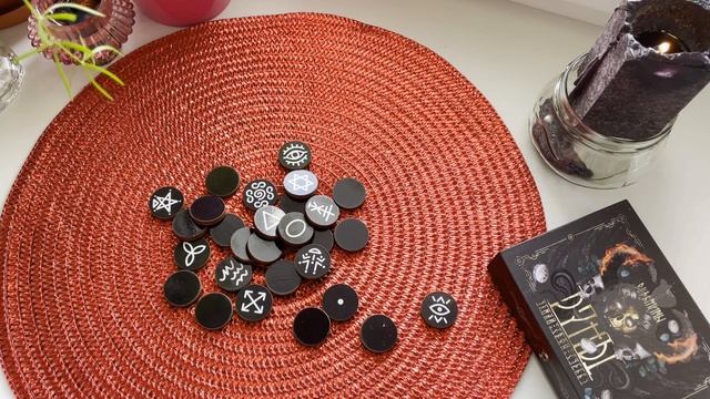 Что между вами происходит сейчас? Гадание на рунах