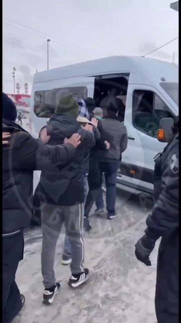 Мигранты разучивают танцевальные движения Макарены