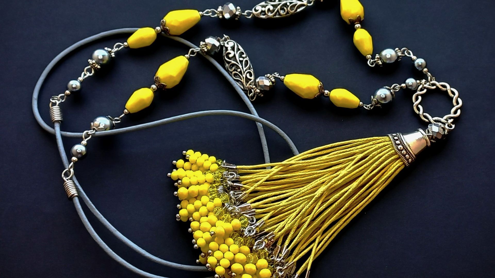 Желто-серое колье с кистью из имитации жемчуга натуральной кожи (2529)