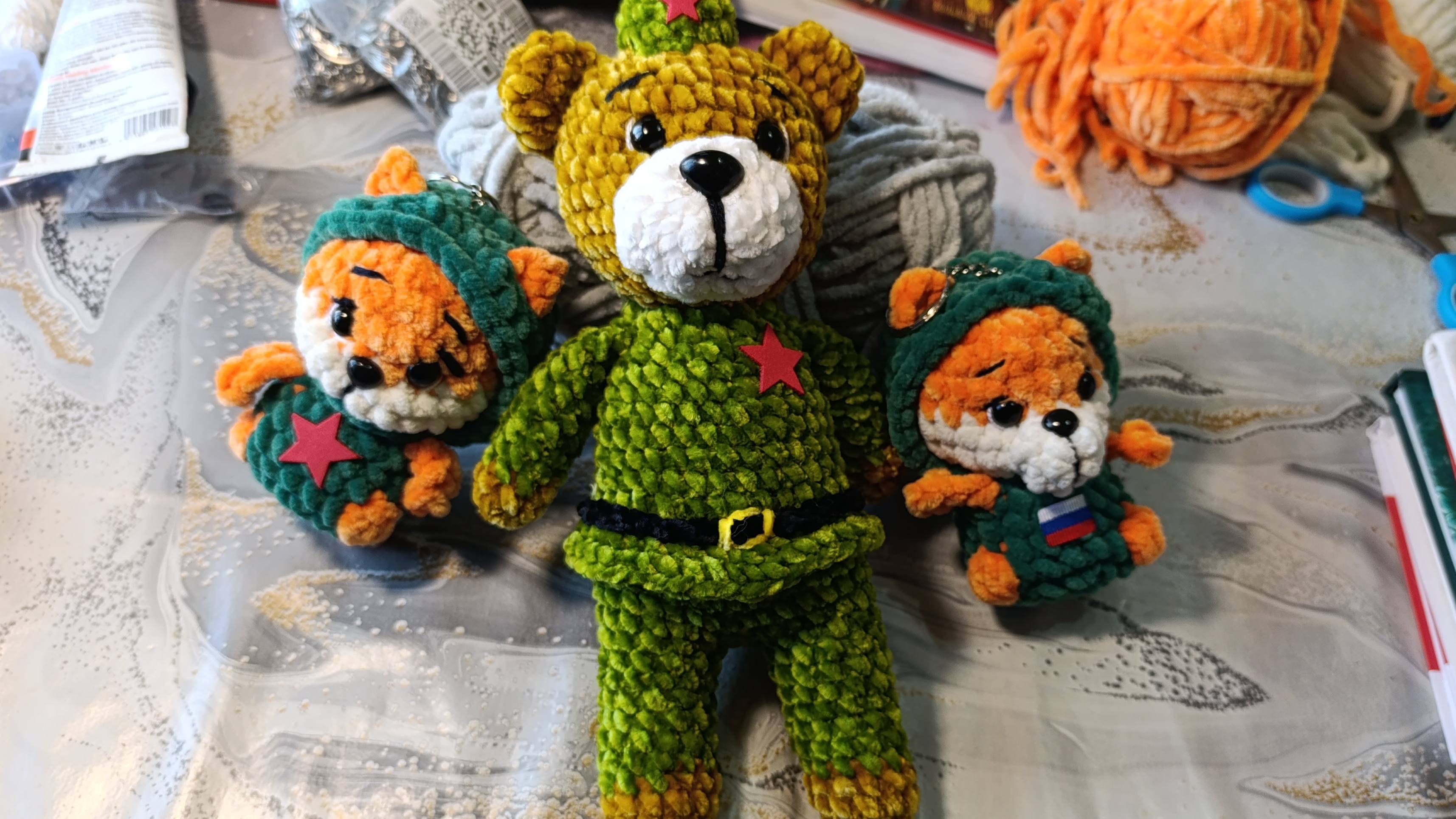 Медведь в форме СССР крючком.