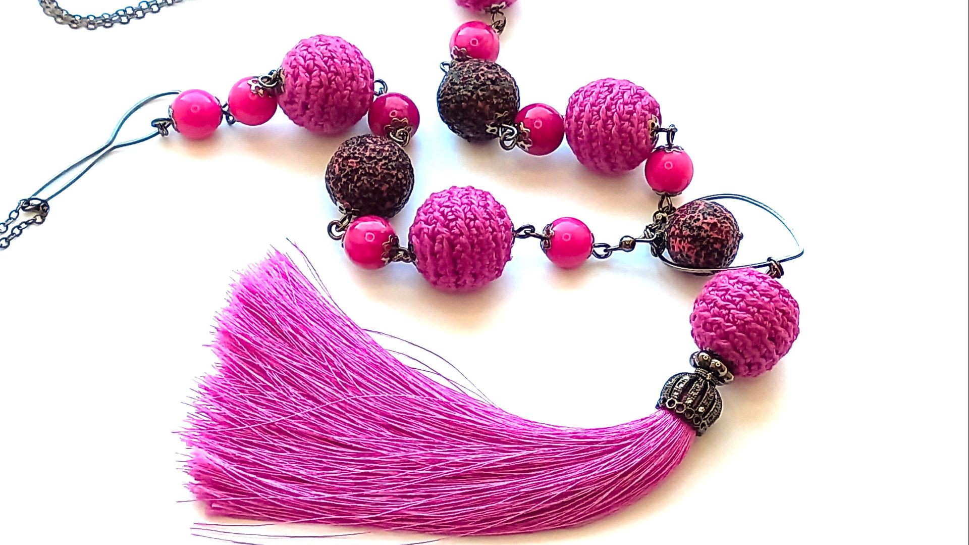 Бусы с кисть из вискозы и вязанными бусинами цвет фуксия (2532)