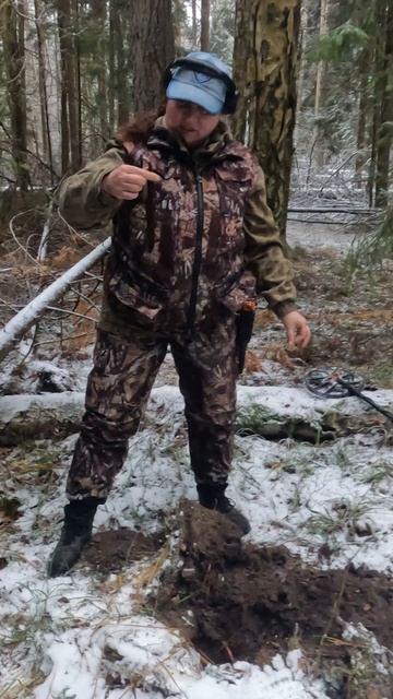 Нашли старинный нож в зимнем лесу #shorts #metaldetecting #древнийнож #ancientknife #finds