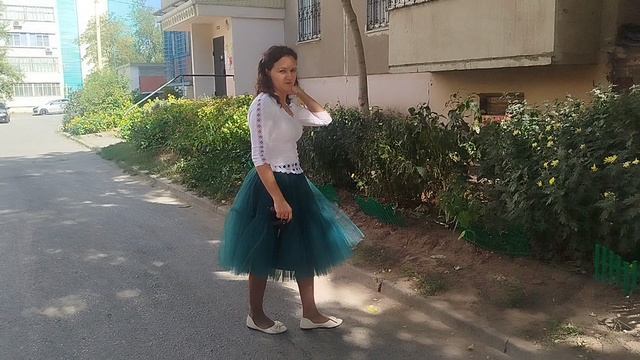 Алена со Златой возле цветника.