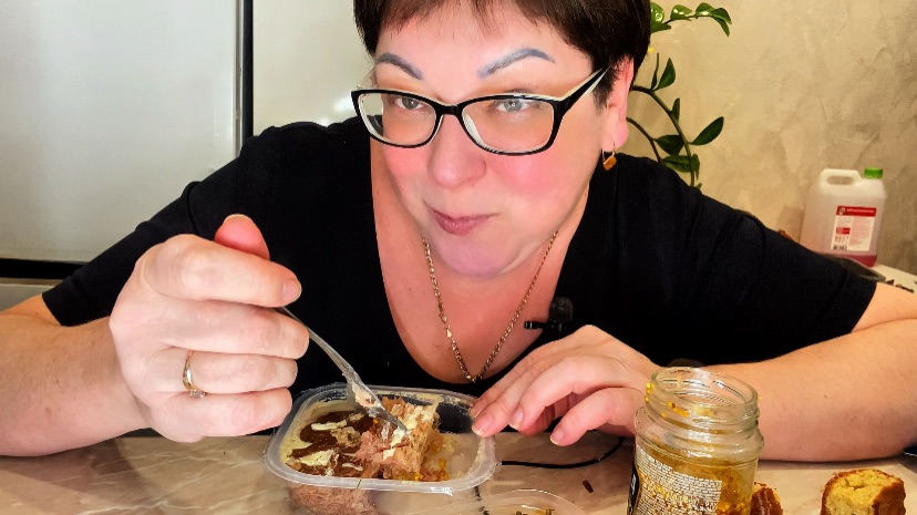 Они идеальные, а я с холодцом: мукбанг без прикрас!»