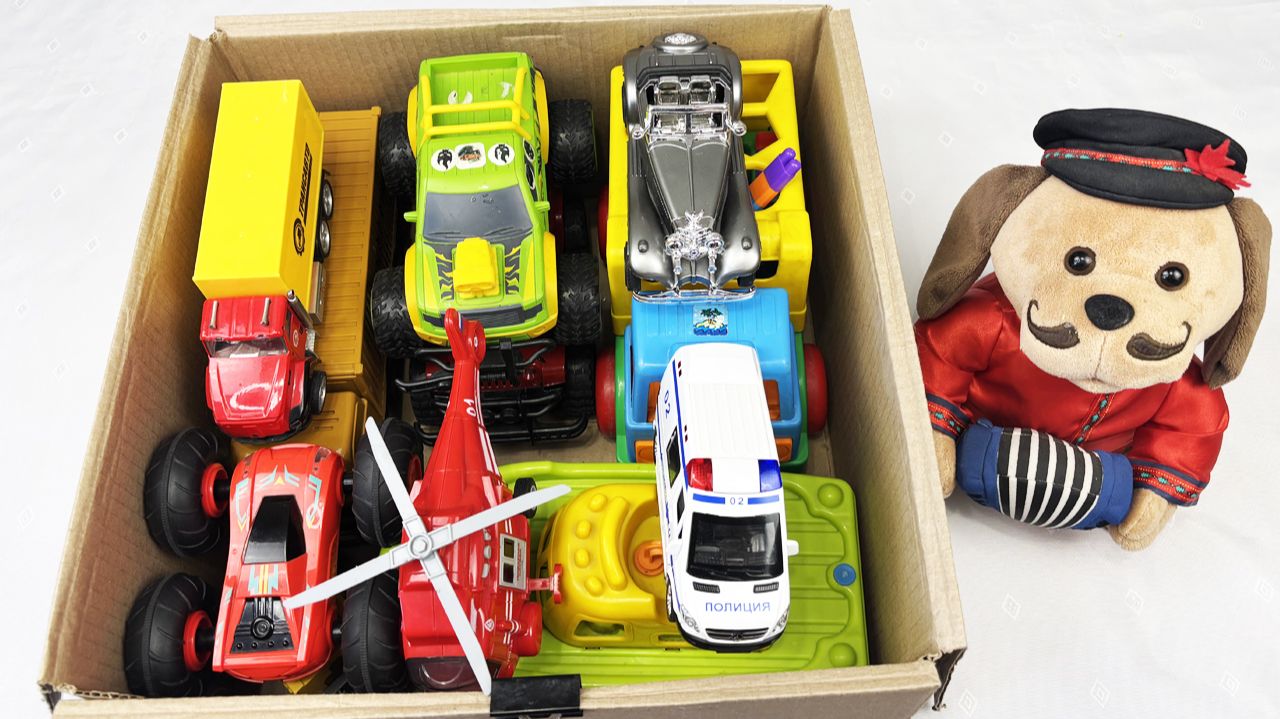 Мультики для детей. Машинки едут по трассе. Мультики про яркие машинки в коробке для малышей