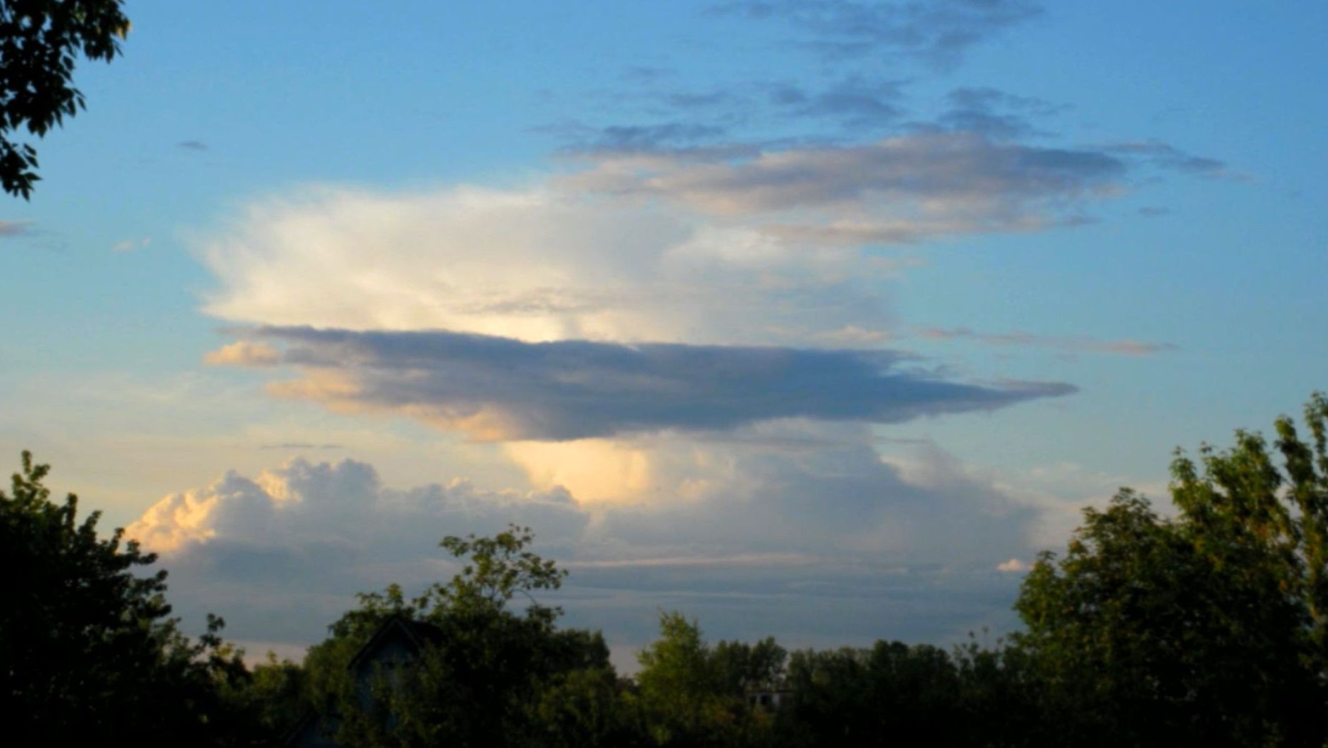 Кучевые облака и развитие наковальни около города Вязники 23.05.2016