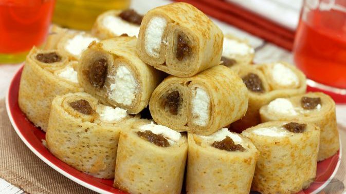 РУЛЕТИКИ ИЗ БЛИНОВ С ТВОРОГОМ И ИЗЮМОМ