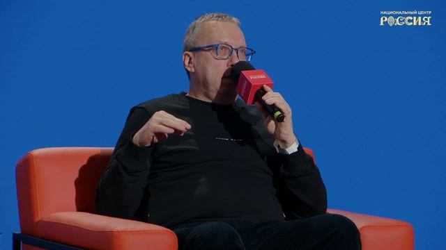 Поэт Караулов объяснил, зачем нужно помогать в тылу