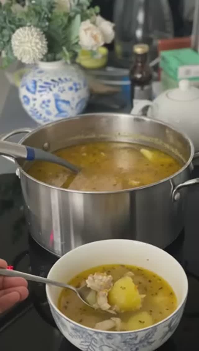 Куриный суп с рисом и золотистыми специями