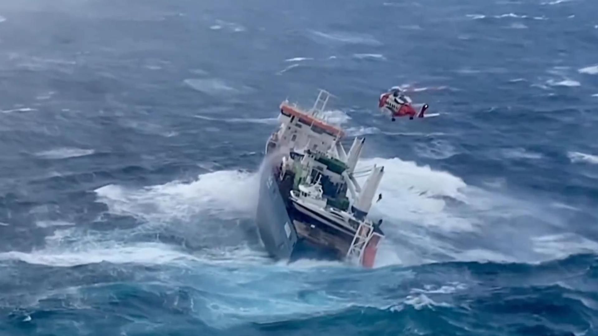 Вертолетная спасательная операция  в бурном Норвежском море.