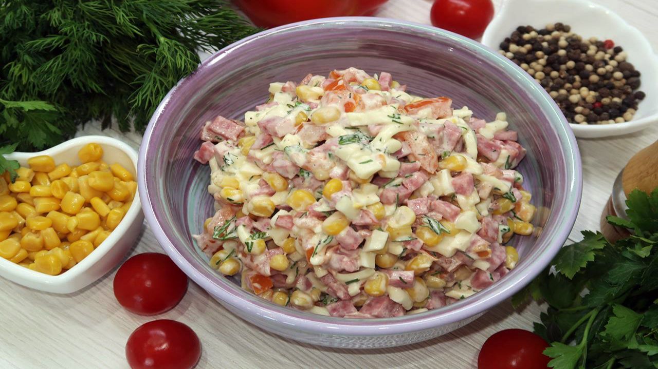 Салат с копчёной колбасой и сыром косичка