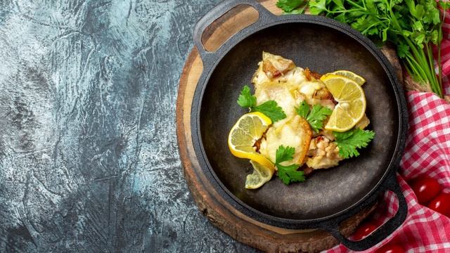 Пангасиус на сковороде в сливочно-чесночном соусе