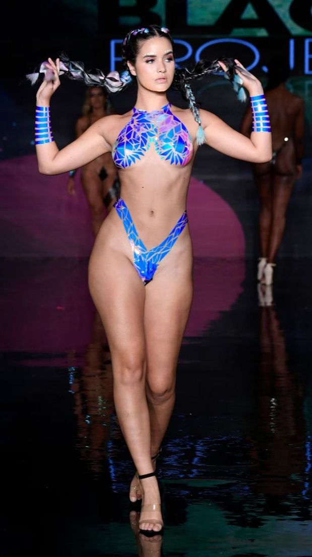 Скромные купальники