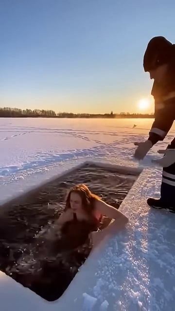 Девушка в зимней воде