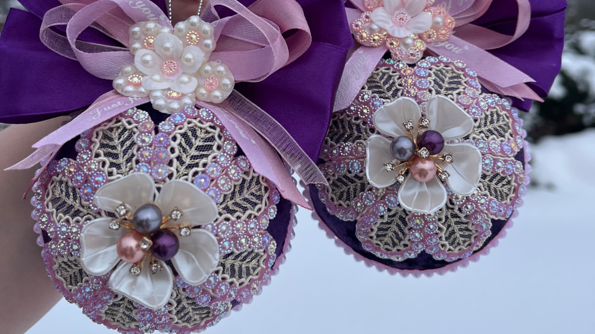 Создание новогоднего шара в бархате из китайского елочного шара. Декор стразами.