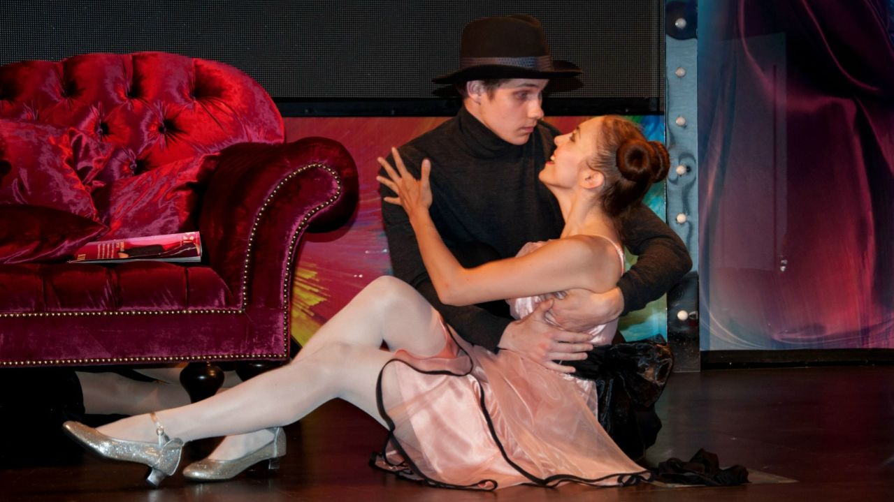 Пластический этюд "По следам Синей Бороды".