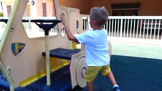 Открытая игровая площадка для детей и семейных развлечений с Владом и Никитой