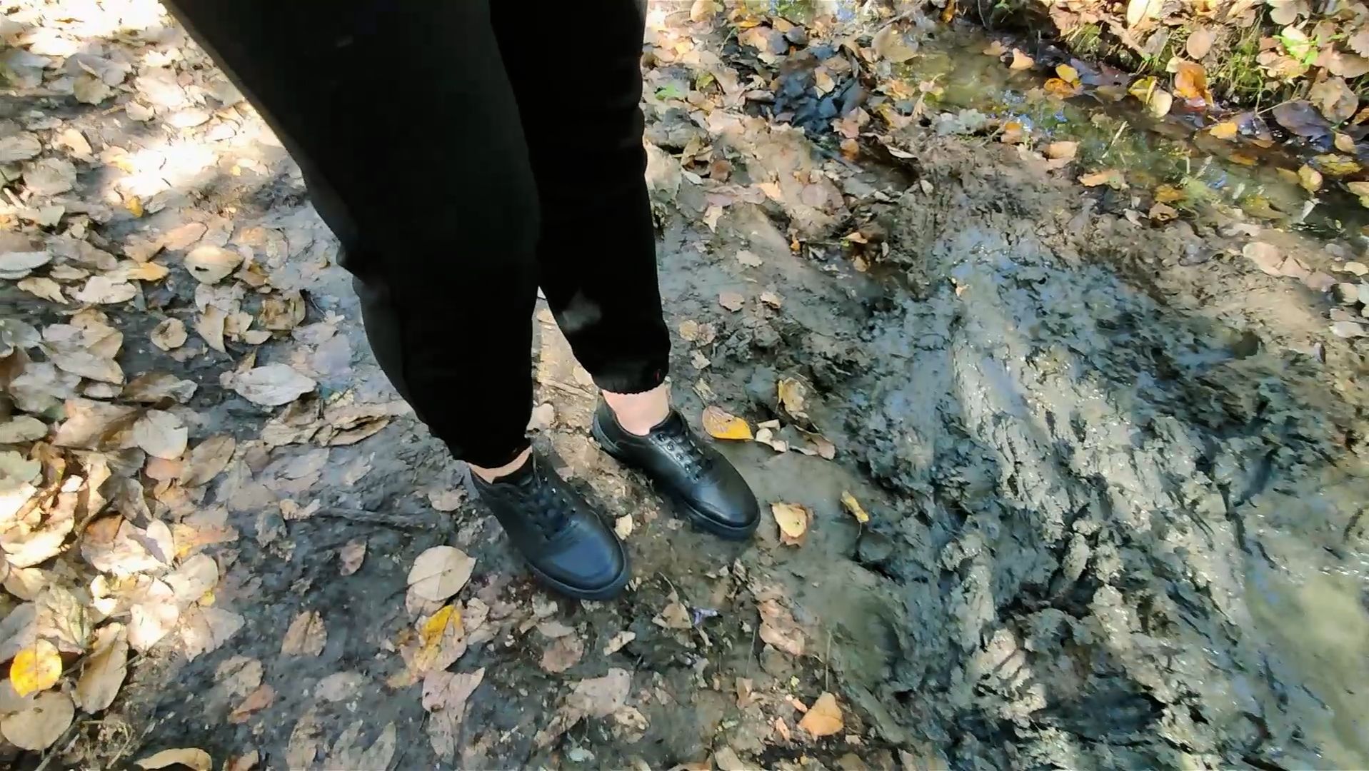 [ 28% ]▫️Девушка в черных кедах в грязи