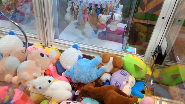 Пытаемся вытащить игрушку в игровом  автомате хватайка 22-02-2026