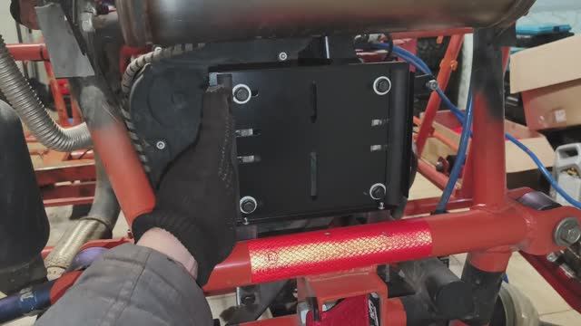 Крепление рамки номера