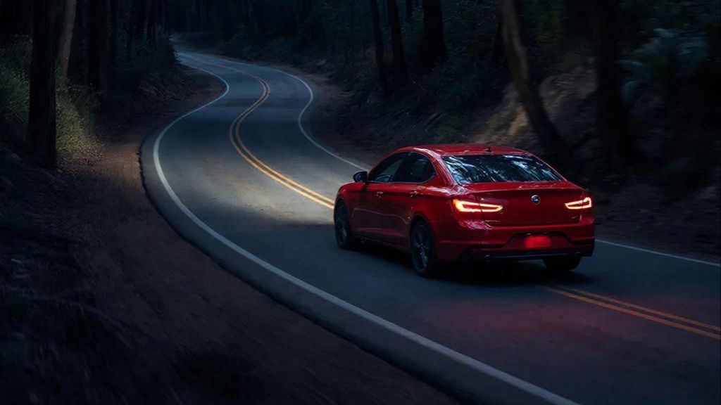 В лесу показался свет фар, вслед за которым выкатилась машинка красного цвета...