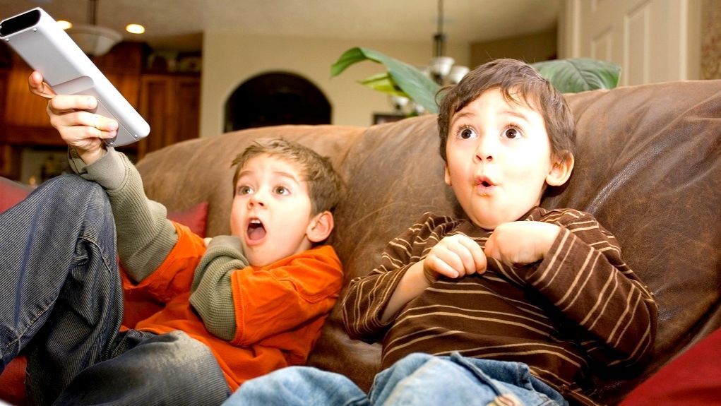 С ПЕРВЫХ ЛЕТ ЖИЗНИ. Что нужно сделать взрослым, чтобы уберечь их души от пагубного на них влияния