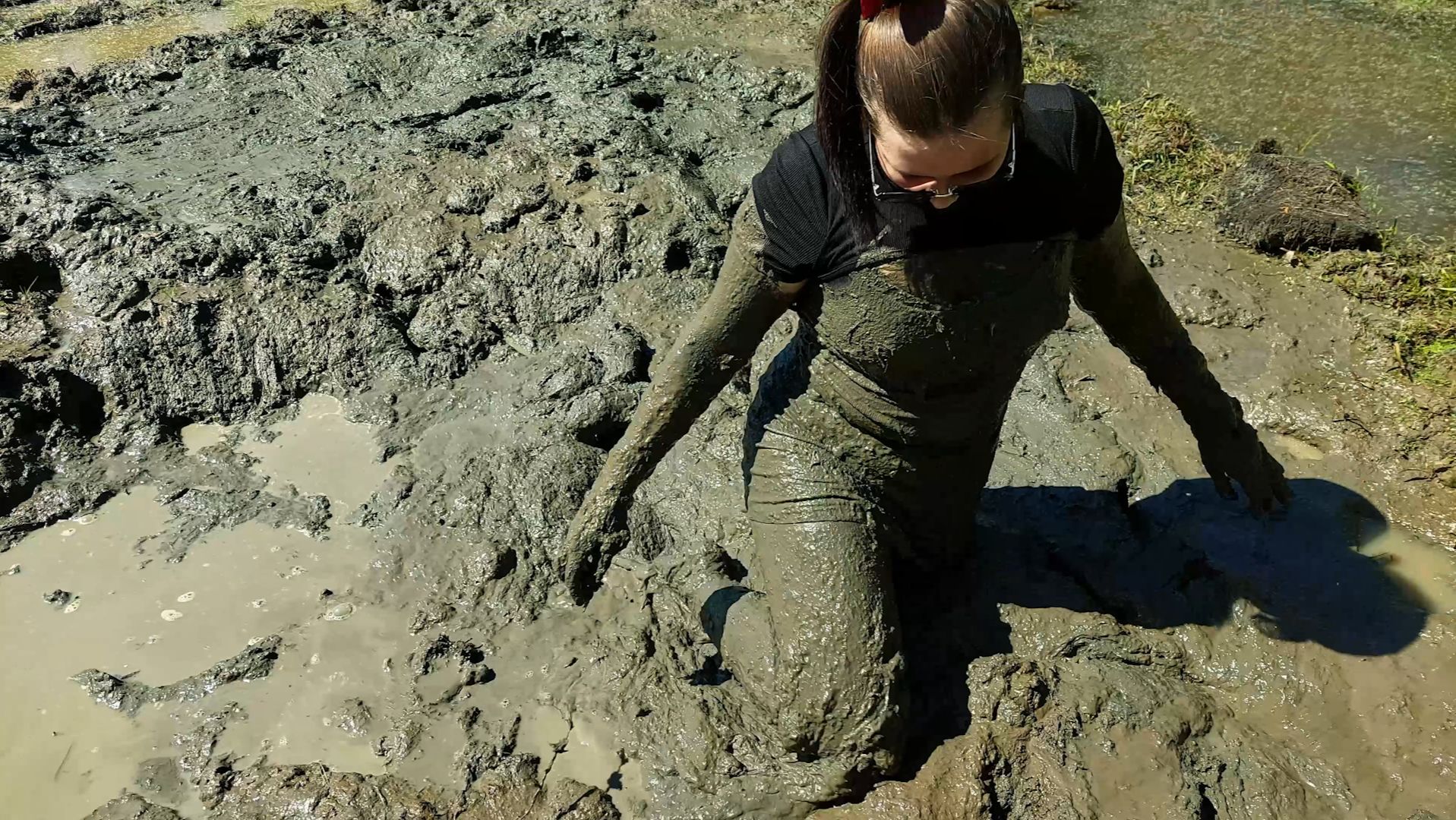 [ 90% ]▫️Девушка в черных туфлях на каблуках и колготках в грязи