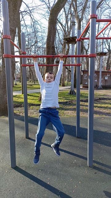 На турнике | Мускулы против железа | Серега скалолаз #боулдеринг #shorts #спорт