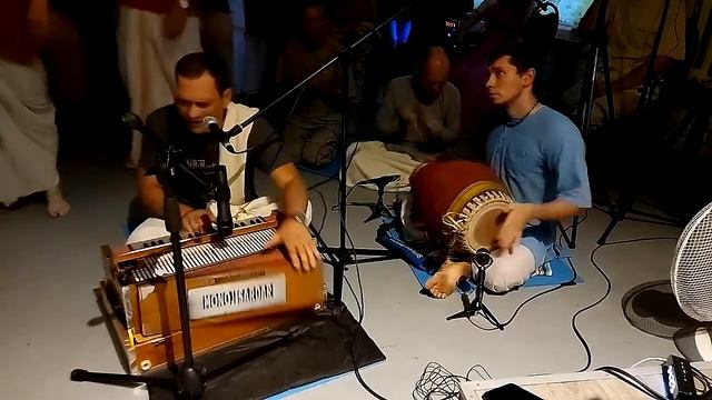 28 09  Маха Арати