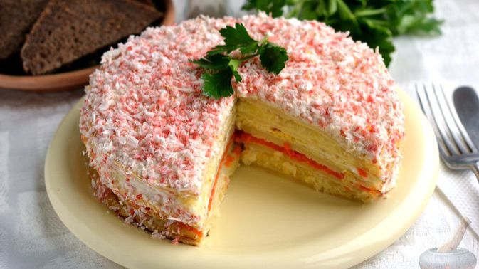 БЛИННЫЙ ТОРТ С КРАБОВЫМИ ПАЛОЧКАМИ, КАРТОФЕЛЕМ И МОРКОВЬЮ