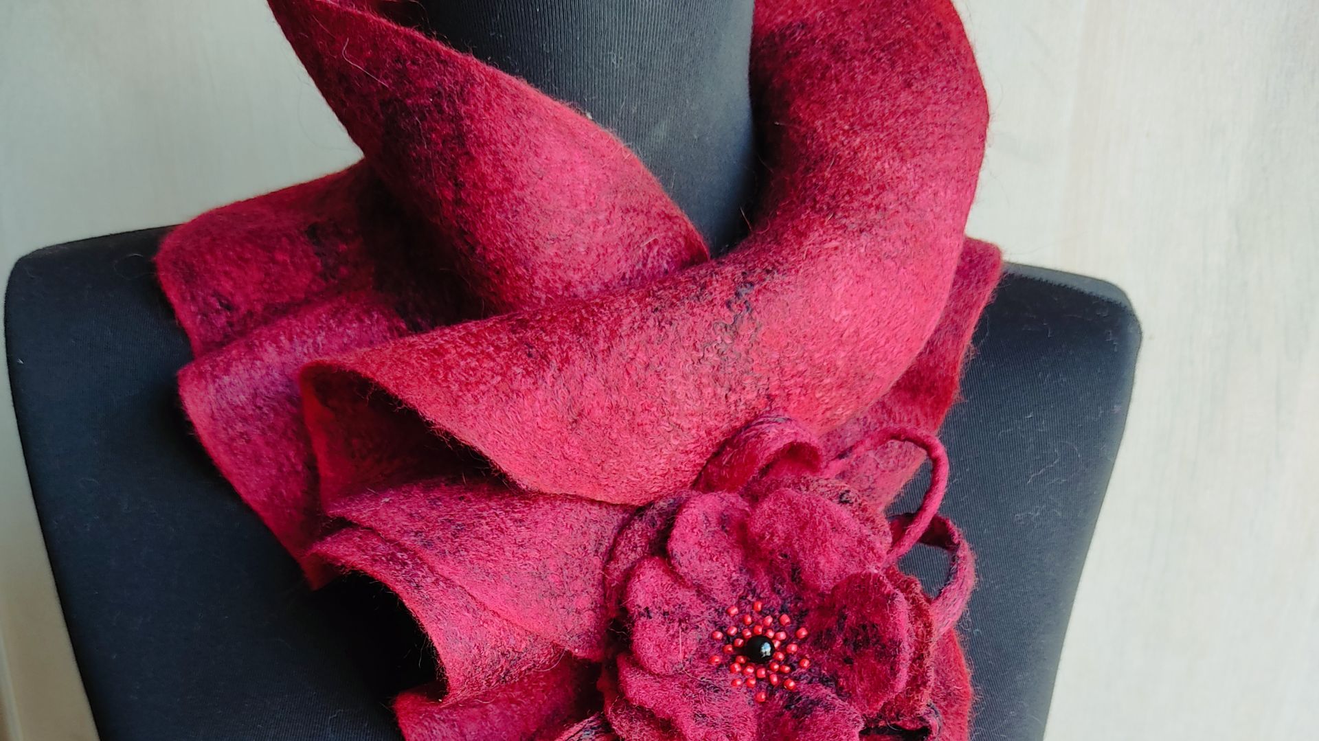 Валяный шарф с воланами и брошью Кармен