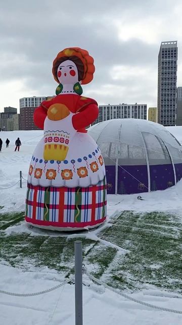 Барыня встречает Масленицу на катке с ярким надувным самоваром! #shorts