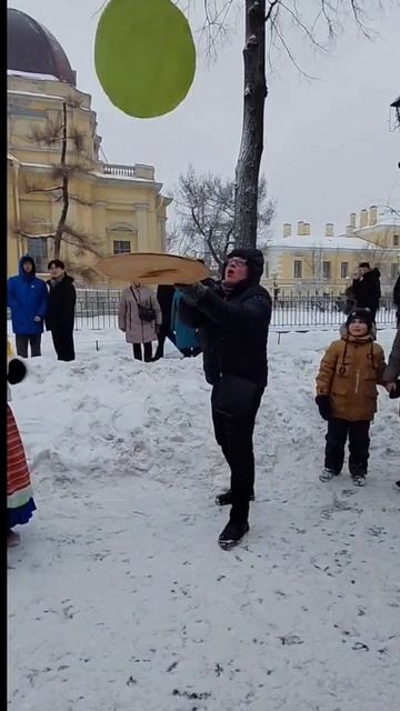 Русская народная забава -  подкидывание блина на сковородке