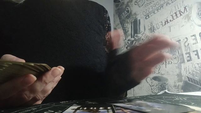 Скучает ли он по вам? Расклад Таро