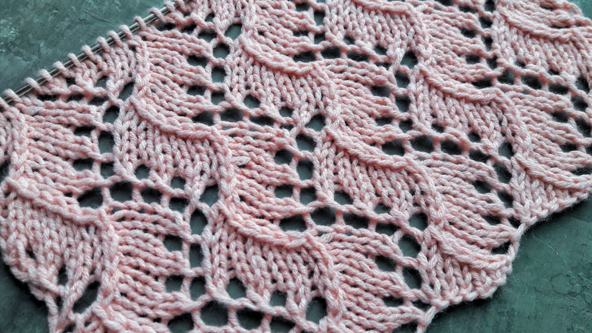 Красивый ажурный узор Виноградная лоза для вязания плечевых изделий, палантинов