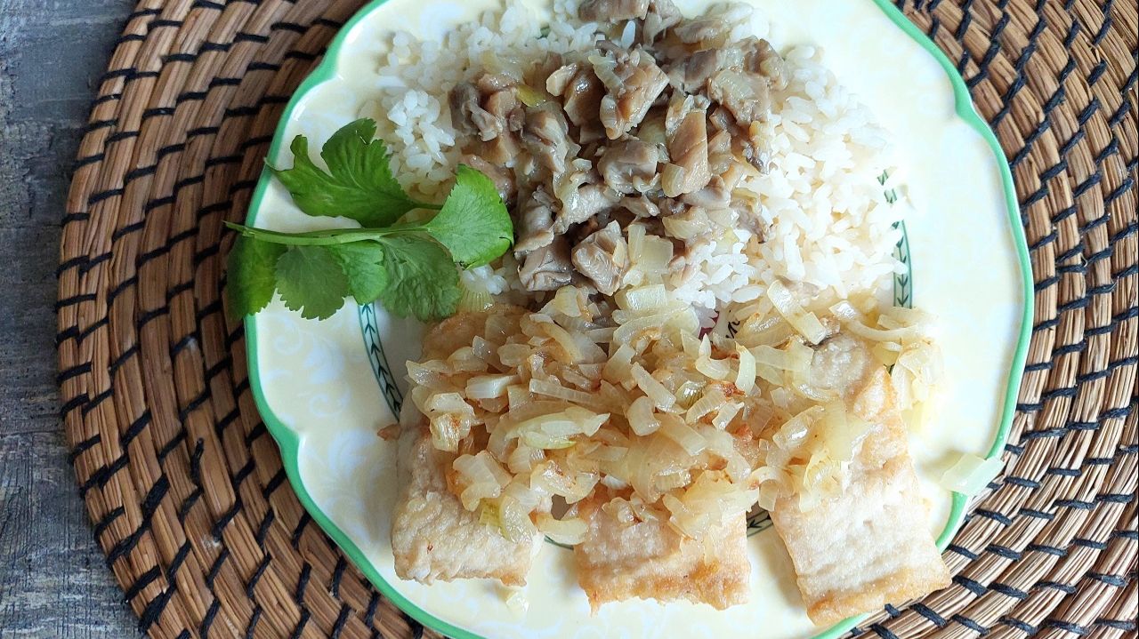 Жареное филе щуки с рисом и вёшенками. Нежнейшее филе с хрустящей корочкой.