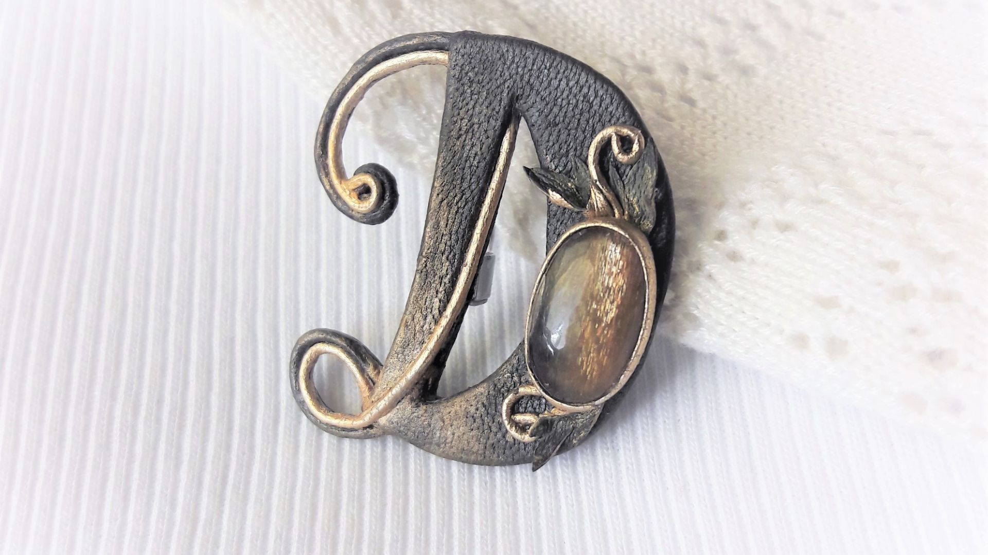 Брошь-буква "Д" (с видео) из натуральной кожи и солнечного камня (2145)