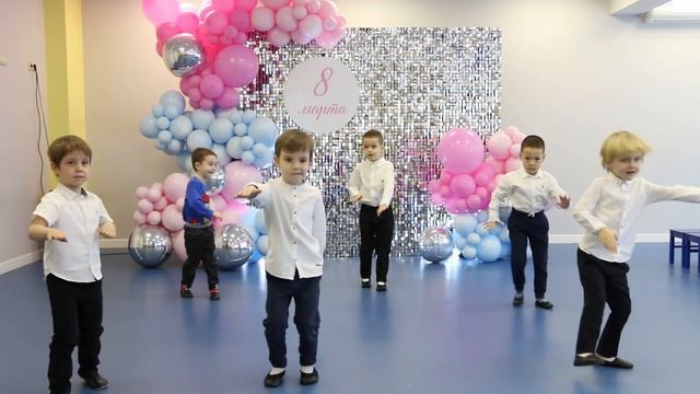 Смешной танец-игра на 8 Марта // Детский сад