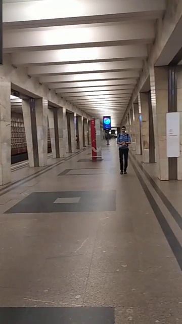 Ст. метро Медведково, Москва - интерьер, пассажиры, прибытие-отправление поездов  Фрагмент 5